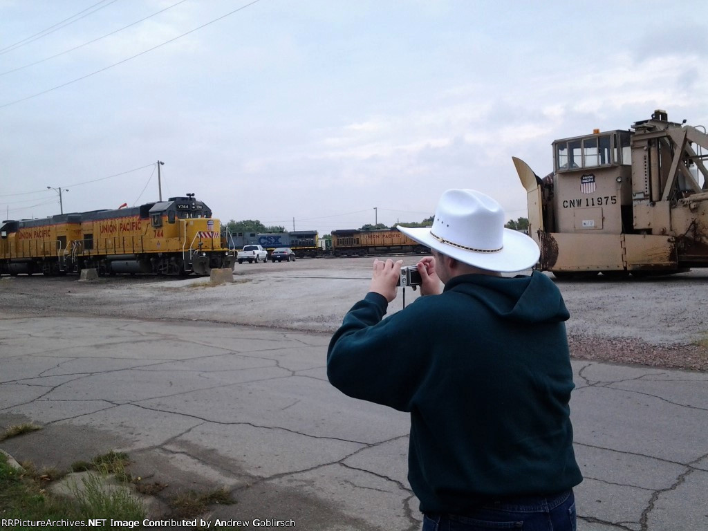 UPY 744, 737, CSX 429, C&NW 11975 + UP 7092